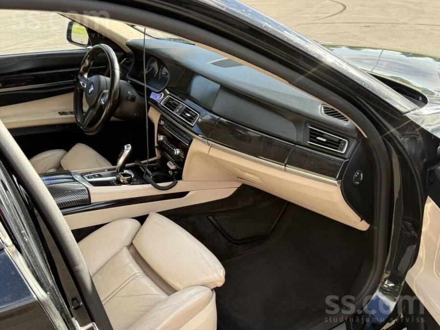 Black BMW 740 2010 in Riga, with an engine capacity of 3.00 L and mileage of 267 thousand km for 9500 €, photo 12 on AUTOMOTO.COM.LV
