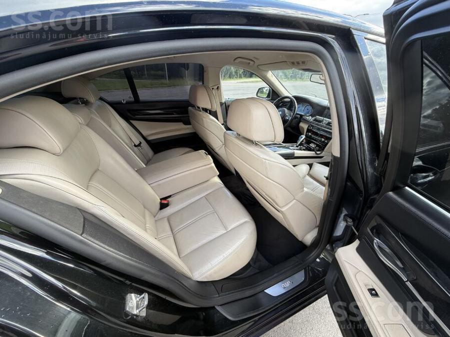 Black BMW 740 2010 in Riga, with an engine capacity of 3.00 L and mileage of 267 thousand km for 9500 €, photo 13 on AUTOMOTO.COM.LV
