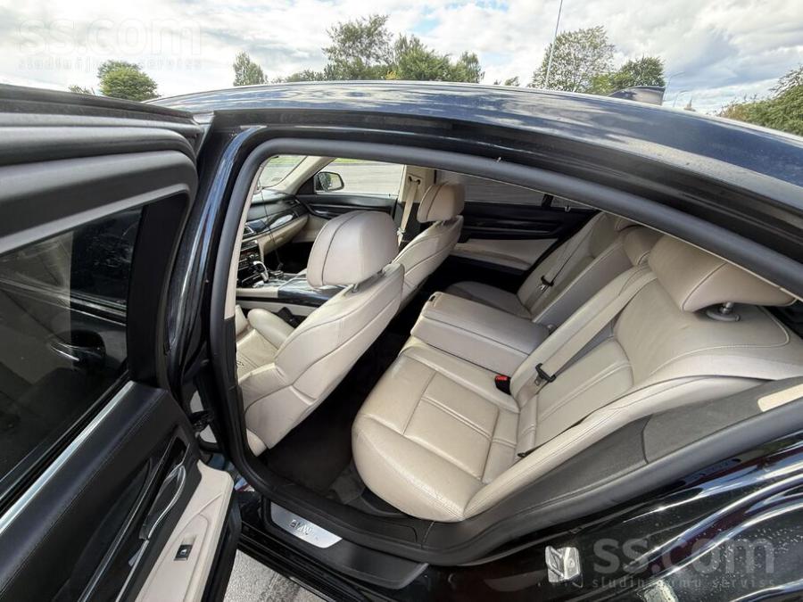 Black BMW 740 2010 in Riga, with an engine capacity of 3.00 L and mileage of 267 thousand km for 9500 €, photo 14 on AUTOMOTO.COM.LV