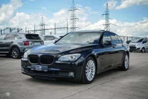 Black BMW 740 2010 in Marijampole, with an engine capacity of 2.99 L and mileage of 309 thousand km for 11950 €, photo 6 on AUTOMOTO.COM.LV