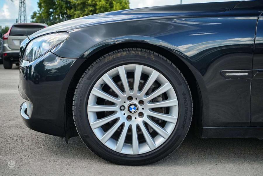 Black BMW 740 2010 in Marijampole, with an engine capacity of 2.99 L and mileage of 309 thousand km for 11950 €, photo 7 on AUTOMOTO.COM.LV