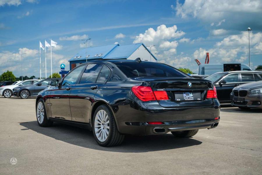 Black BMW 740 2010 in Marijampole, with an engine capacity of 2.99 L and mileage of 309 thousand km for 11950 €, photo 9 on AUTOMOTO.COM.LV