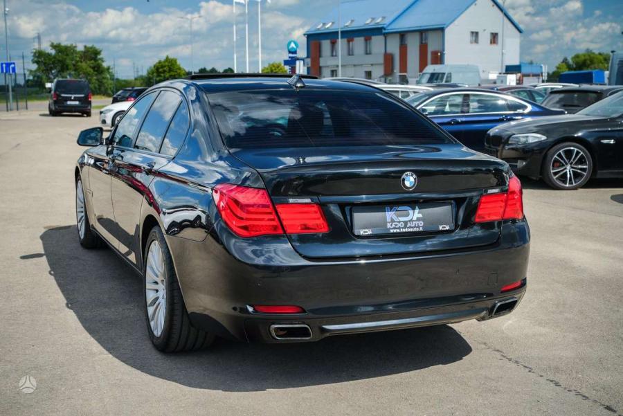 Black BMW 740 2010 in Marijampole, with an engine capacity of 2.99 L and mileage of 309 thousand km for 11950 €, photo 10 on AUTOMOTO.COM.LV