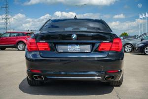 Black BMW 740 2010 in Marijampole, with an engine capacity of 2.99 L and mileage of 309 thousand km for 11950 €, photo 11 on AUTOMOTO.COM.LV