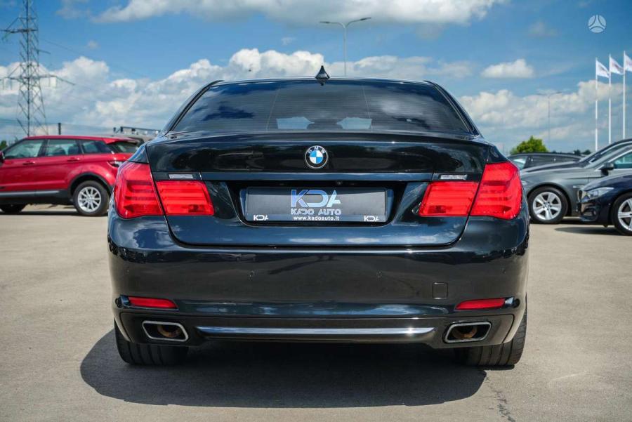 Black BMW 740 2010 in Marijampole, with an engine capacity of 2.99 L and mileage of 309 thousand km for 11950 €, photo 11 on AUTOMOTO.COM.LV