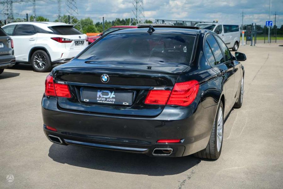 Black BMW 740 2010 in Marijampole, with an engine capacity of 2.99 L and mileage of 309 thousand km for 11950 €, photo 12 on AUTOMOTO.COM.LV