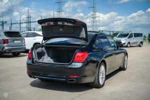 Black BMW 740 2010 in Marijampole, with an engine capacity of 2.99 L and mileage of 309 thousand km for 11950 €, photo 14 on AUTOMOTO.COM.LV