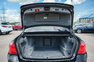 Black BMW 740 2010 in Marijampole, with an engine capacity of 2.99 L and mileage of 309 thousand km for 11950 €, photo 15 on AUTOMOTO.COM.LV