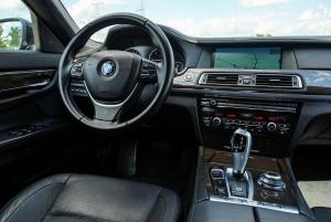 Black BMW 740 2010 in Marijampole, with an engine capacity of 2.99 L and mileage of 309 thousand km for 11950 €, photo 18 on AUTOMOTO.COM.LV