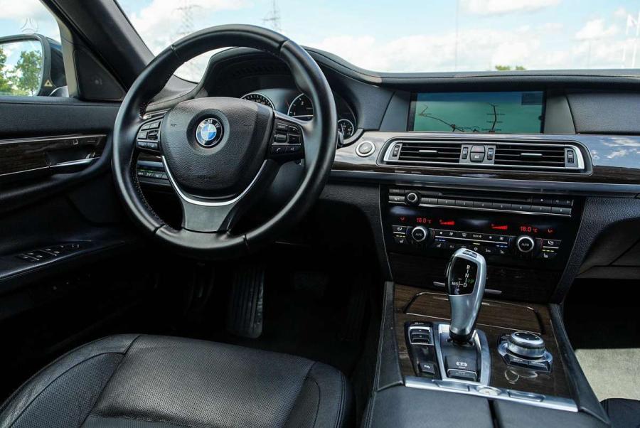 Black BMW 740 2010 in Marijampole, with an engine capacity of 2.99 L and mileage of 309 thousand km for 11950 €, photo 18 on AUTOMOTO.COM.LV
