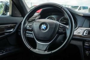 Black BMW 740 2010 in Marijampole, with an engine capacity of 2.99 L and mileage of 309 thousand km for 11950 €, photo 19 on AUTOMOTO.COM.LV