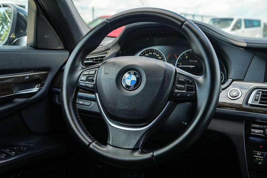 Black BMW 740 2010 in Marijampole, with an engine capacity of 2.99 L and mileage of 309 thousand km for 11950 €, photo 19 on AUTOMOTO.COM.LV