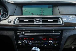 Black BMW 740 2010 in Marijampole, with an engine capacity of 2.99 L and mileage of 309 thousand km for 11950 €, photo 20 on AUTOMOTO.COM.LV