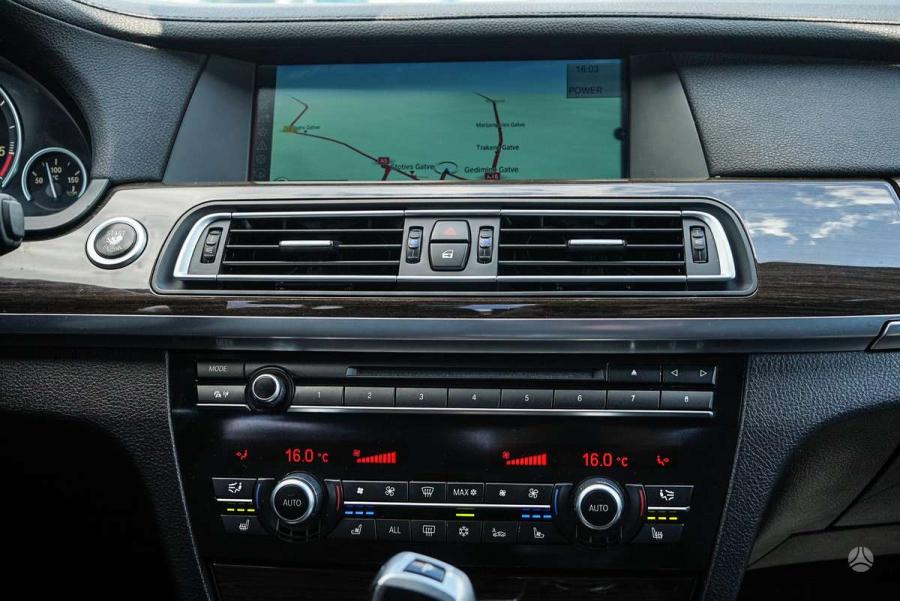 Black BMW 740 2010 in Marijampole, with an engine capacity of 2.99 L and mileage of 309 thousand km for 11950 €, photo 20 on AUTOMOTO.COM.LV