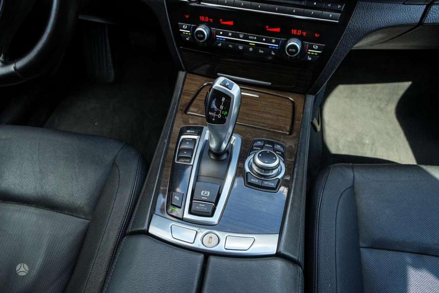 Black BMW 740 2010 in Marijampole, with an engine capacity of 2.99 L and mileage of 309 thousand km for 11950 €, photo 22 on AUTOMOTO.COM.LV