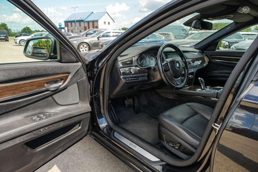 Black BMW 740 2010 in Marijampole, with an engine capacity of 2.99 L and mileage of 309 thousand km for 11950 €, photo 25 on AUTOMOTO.COM.LV