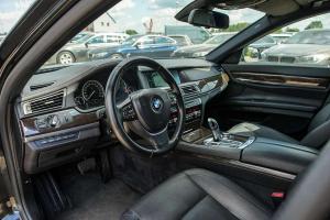 Black BMW 740 2010 in Marijampole, with an engine capacity of 2.99 L and mileage of 309 thousand km for 11950 €, photo 26 on AUTOMOTO.COM.LV
