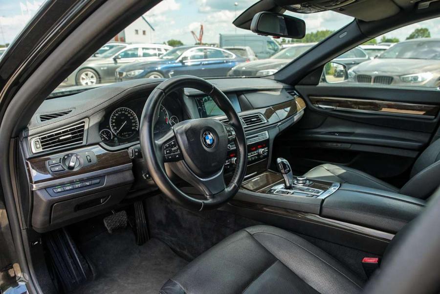 Black BMW 740 2010 in Marijampole, with an engine capacity of 2.99 L and mileage of 309 thousand km for 11950 €, photo 26 on AUTOMOTO.COM.LV