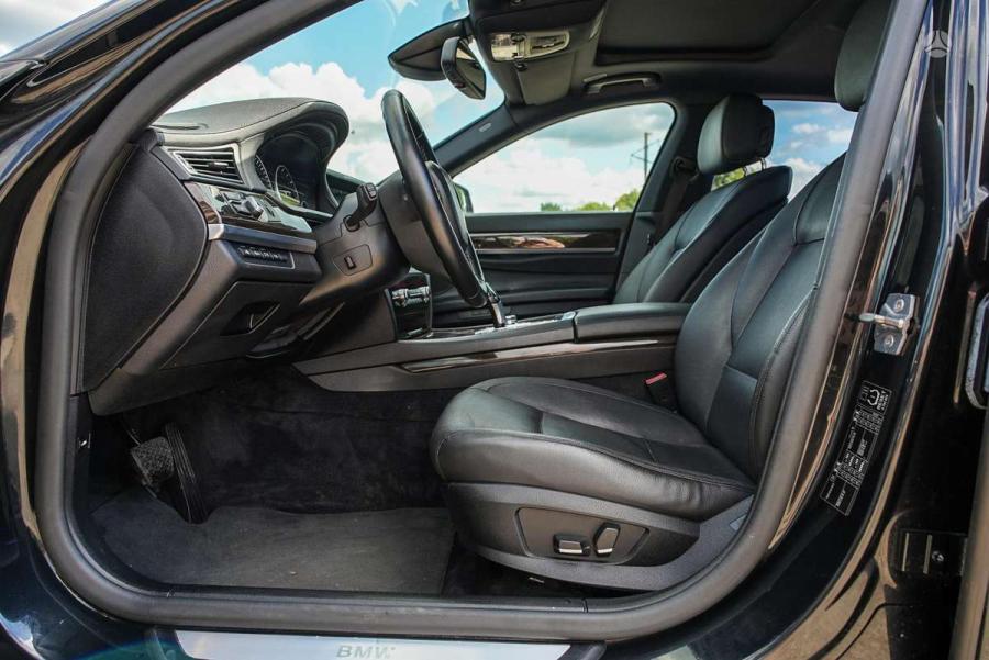 Black BMW 740 2010 in Marijampole, with an engine capacity of 2.99 L and mileage of 309 thousand km for 11950 €, photo 27 on AUTOMOTO.COM.LV