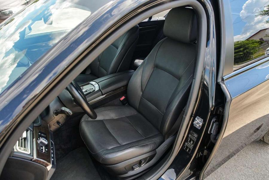 Black BMW 740 2010 in Marijampole, with an engine capacity of 2.99 L and mileage of 309 thousand km for 11950 €, photo 28 on AUTOMOTO.COM.LV