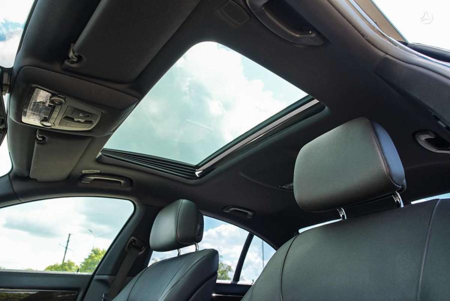 Black BMW 740 2010 in Marijampole, with an engine capacity of 2.99 L and mileage of 309 thousand km for 11950 €, photo 29 on AUTOMOTO.COM.LV