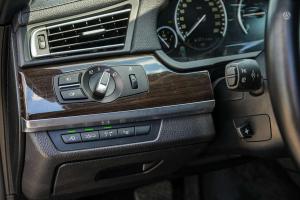 Black BMW 740 2010 in Marijampole, with an engine capacity of 2.99 L and mileage of 309 thousand km for 11950 €, photo 30 on AUTOMOTO.COM.LV