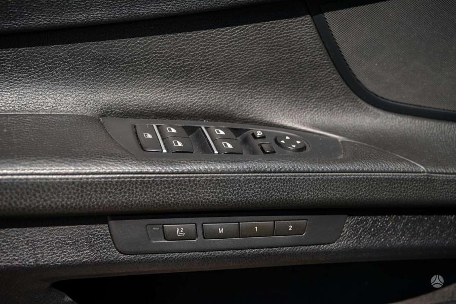Black BMW 740 2010 in Marijampole, with an engine capacity of 2.99 L and mileage of 309 thousand km for 11950 €, photo 31 on AUTOMOTO.COM.LV