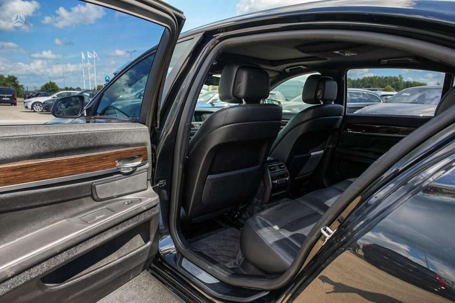 Black BMW 740 2010 in Marijampole, with an engine capacity of 2.99 L and mileage of 309 thousand km for 11950 €, photo 33 on AUTOMOTO.COM.LV