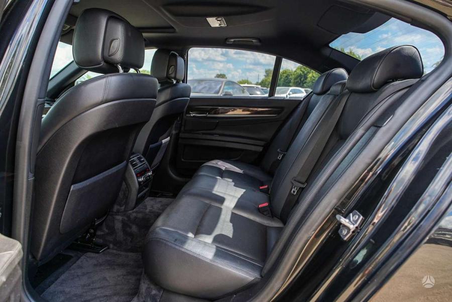 Black BMW 740 2010 in Marijampole, with an engine capacity of 2.99 L and mileage of 309 thousand km for 11950 €, photo 34 on AUTOMOTO.COM.LV