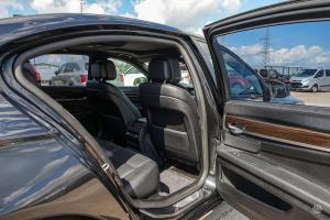 Black BMW 740 2010 in Marijampole, with an engine capacity of 2.99 L and mileage of 309 thousand km for 11950 €, photo 36 on AUTOMOTO.COM.LV