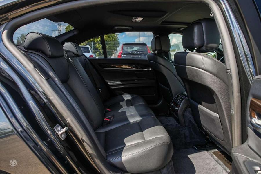 Black BMW 740 2010 in Marijampole, with an engine capacity of 2.99 L and mileage of 309 thousand km for 11950 €, photo 37 on AUTOMOTO.COM.LV