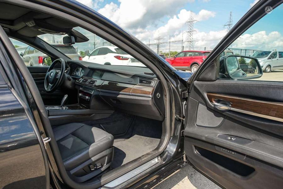 Black BMW 740 2010 in Marijampole, with an engine capacity of 2.99 L and mileage of 309 thousand km for 11950 €, photo 38 on AUTOMOTO.COM.LV