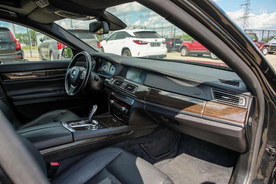Black BMW 740 2010 in Marijampole, with an engine capacity of 2.99 L and mileage of 309 thousand km for 11950 €, photo 39 on AUTOMOTO.COM.LV