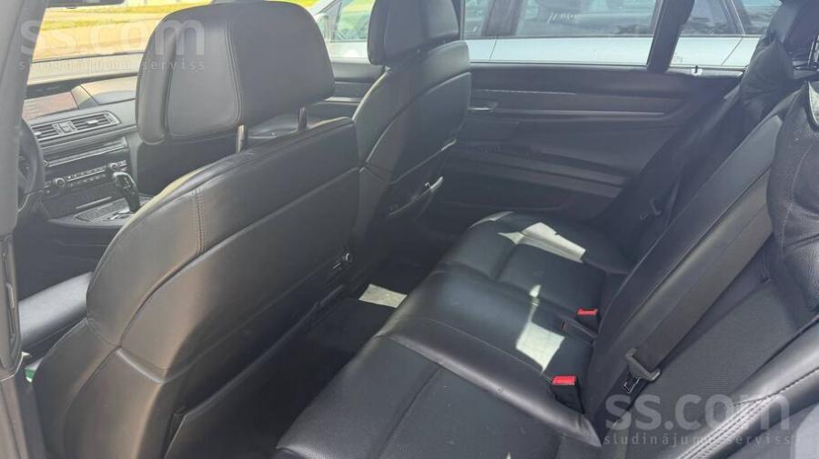 Black BMW 740 2010 in Riga, with an engine capacity of 3.00 L and mileage of 262 thousand km for 12400 €, photo 5 on AUTOMOTO.COM.LV