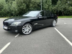 Melns BMW 740 2010 Klaipėda, ar dzinēja tilpumu 2.99 L un nobraukumu 296 tūkst. km par 11000 €, foto  vietnē AUTOMOTO.COM.LV