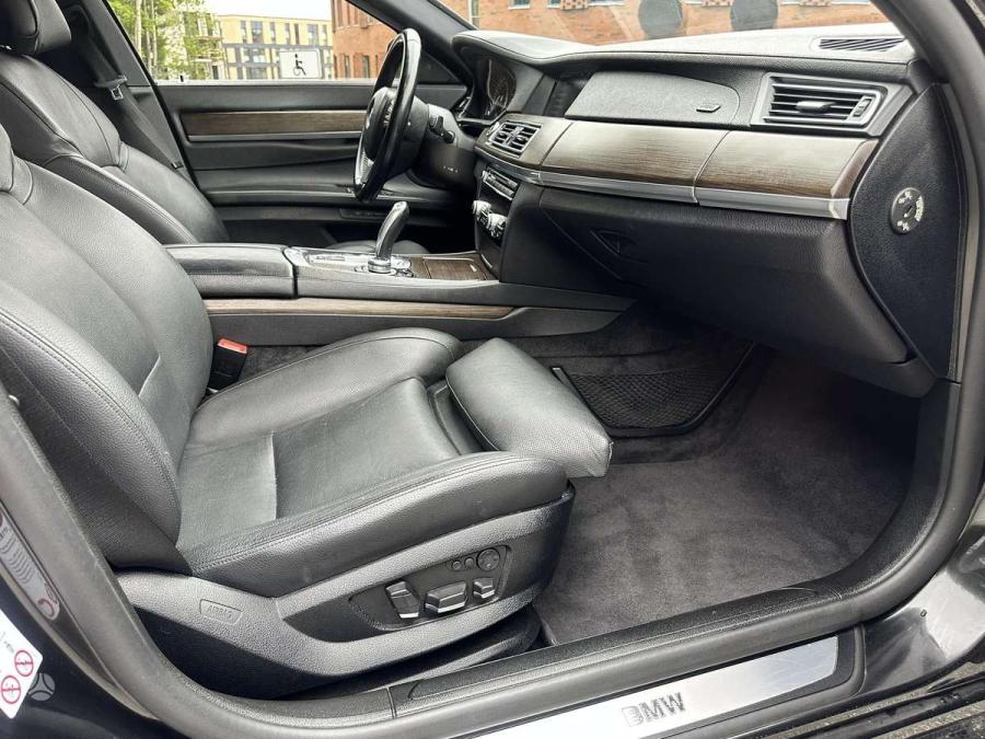 Melns BMW 740 2010 Klaipėda, ar dzinēja tilpumu 2.99 L un nobraukumu 296 tūkst. km par 11000 €, foto 22 vietnē AUTOMOTO.COM.LV
