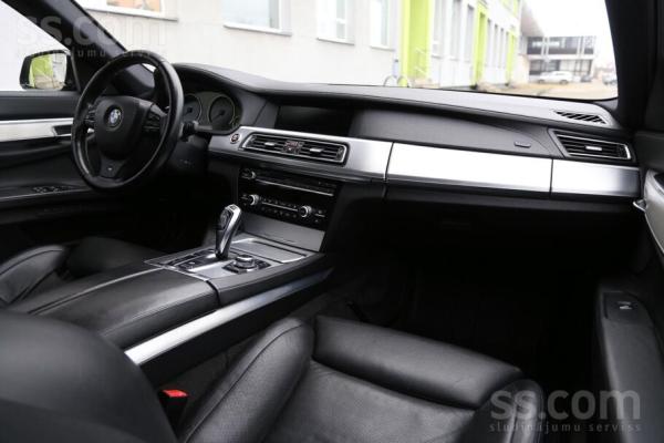 Black BMW 740 2010 in Riga, with an engine capacity of 3.00 L and mileage of 411 thousand km for 8495 €, photo 9 on AUTOMOTO.COM.LV