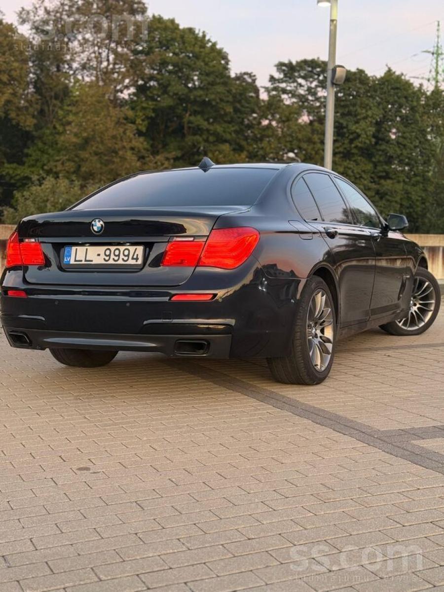 Black BMW 740 2010 in Riga, with an engine capacity of 3.00 L and mileage of 338 thousand km for 10500 €, photo 4 on AUTOMOTO.COM.LV