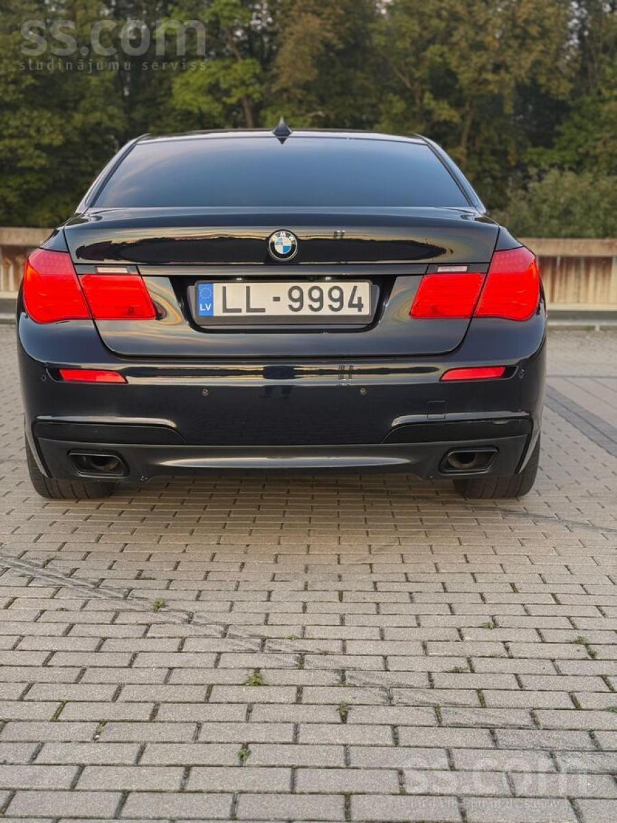 Black BMW 740 2010 in Riga, with an engine capacity of 3.00 L and mileage of 338 thousand km for 10500 €, photo 7 on AUTOMOTO.COM.LV