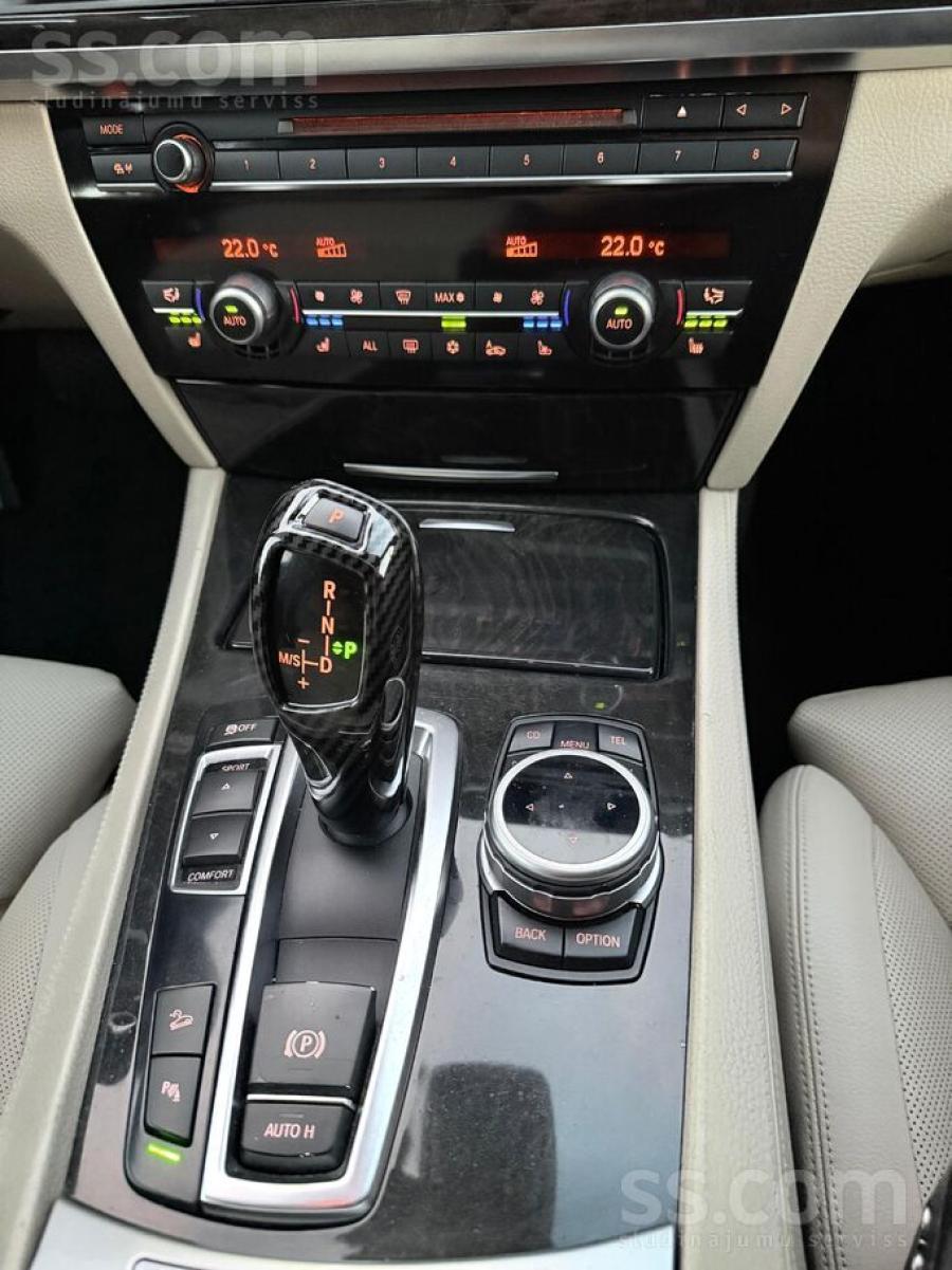 Black BMW 740 2010 in Riga, with an engine capacity of 3.00 L and mileage of 338 thousand km for 10500 €, photo 10 on AUTOMOTO.COM.LV
