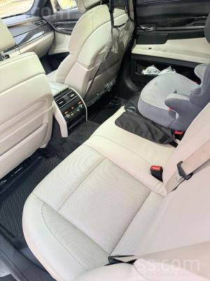 Black BMW 740 2010 in Riga, with an engine capacity of 3.00 L and mileage of 338 thousand km for 10500 €, photo 11 on AUTOMOTO.COM.LV