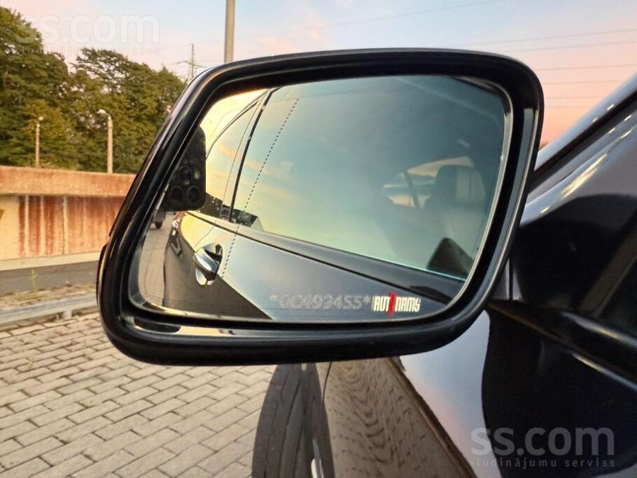 Black BMW 740 2010 in Riga, with an engine capacity of 3.00 L and mileage of 338 thousand km for 10500 €, photo 13 on AUTOMOTO.COM.LV
