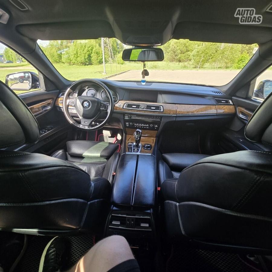 Black BMW 740 2010 in Utena, with an engine capacity of 3.00 L and mileage of 396 thousand km for 8200 €, photo 7 on AUTOMOTO.COM.LV