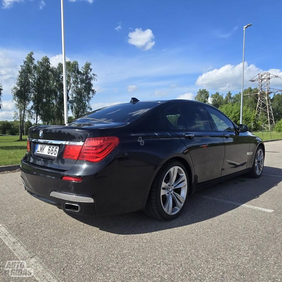 Black BMW 740 2010 in Utena, with an engine capacity of 3.00 L and mileage of 396 thousand km for 8200 €, photo 18 on AUTOMOTO.COM.LV