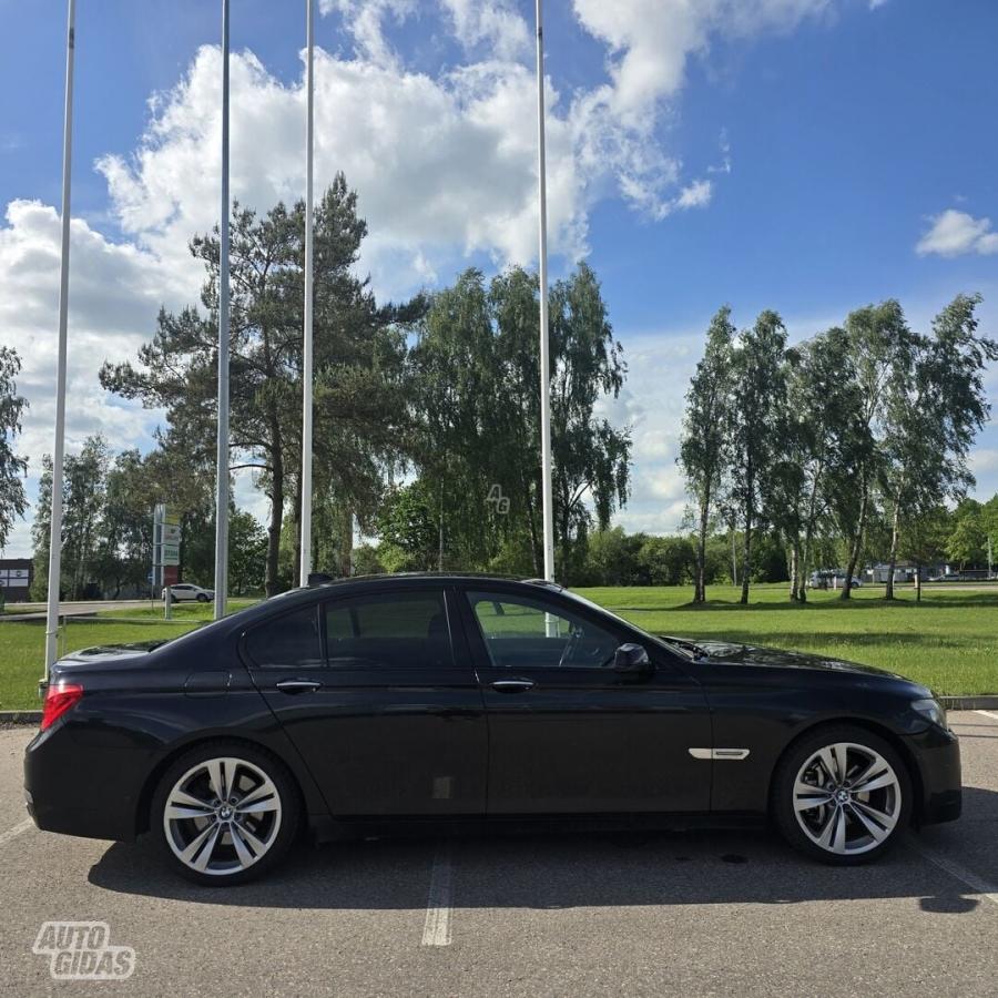 Black BMW 740 2010 in Utena, with an engine capacity of 3.00 L and mileage of 396 thousand km for 8200 €, photo 23 on AUTOMOTO.COM.LV