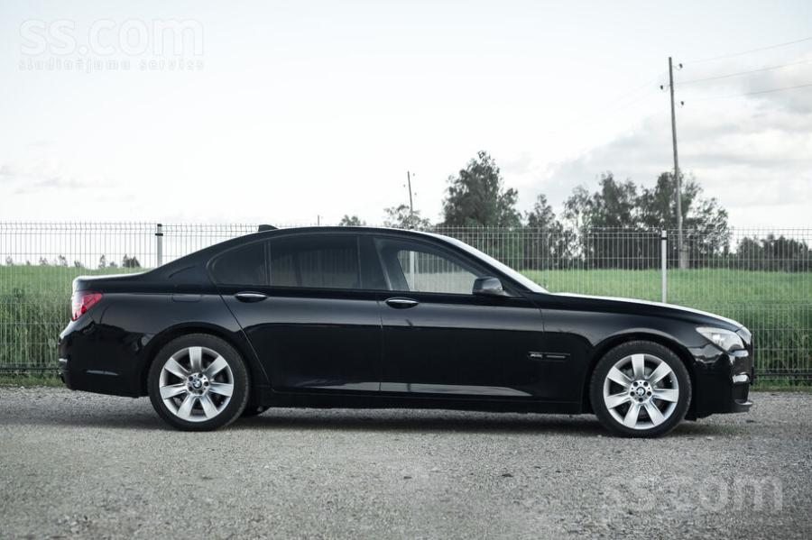 Melns BMW 740 2011 Tukums, ar dzinēja tilpumu 3.00 L un nobraukumu 0 tūkst. km par 14888 €, foto 3 vietnē AUTOMOTO.COM.LV