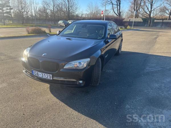 Black BMW 740 2011 in Riga, with an engine capacity of 3.00 L and mileage of 169 thousand km for 15990 €, photo 2 on AUTOMOTO.COM.LV