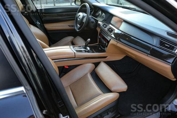 Black BMW 740 2011 in Riga, with an engine capacity of 3.00 L and mileage of 169 thousand km for 15990 €, photo 7 on AUTOMOTO.COM.LV