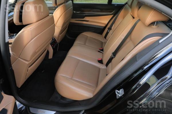 Black BMW 740 2011 in Riga, with an engine capacity of 3.00 L and mileage of 169 thousand km for 15990 €, photo 8 on AUTOMOTO.COM.LV
