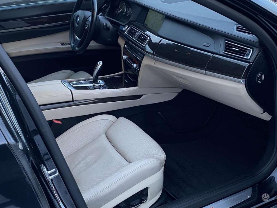 Melns BMW 740 2011 Viļņa, ar dzinēja tilpumu 2.99 L un nobraukumu 304 tūkst. km par 5150 €, foto 10 vietnē AUTOMOTO.COM.LV